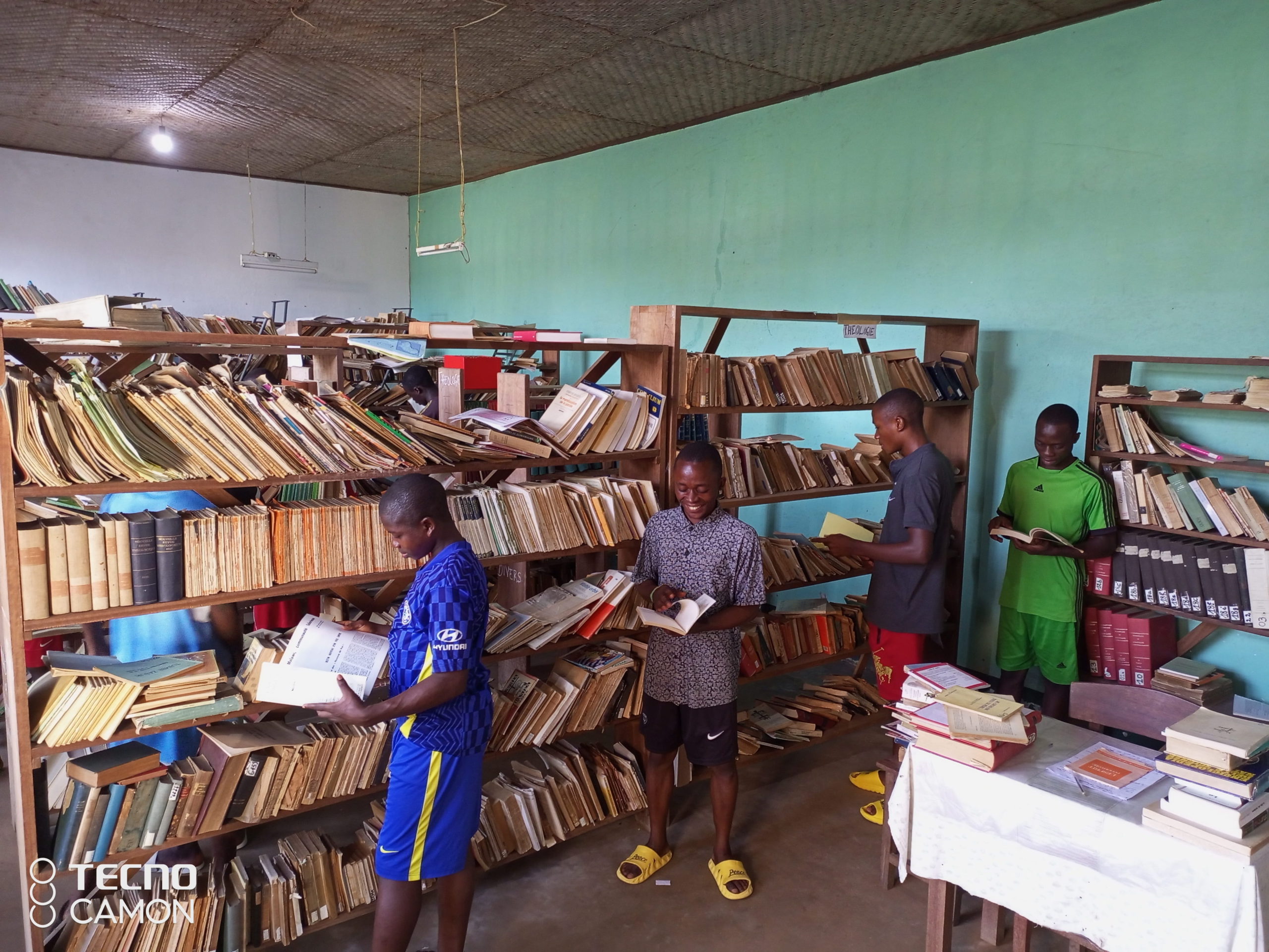 R.D. del Congo: Las dificultades materiales afectan la formación de los ...